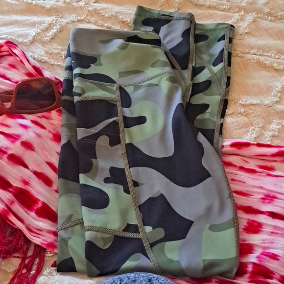 ZYIA | Pants & Jumpsuits | Zyia Active Size 2 Capri Yoga Pants | Poshmark